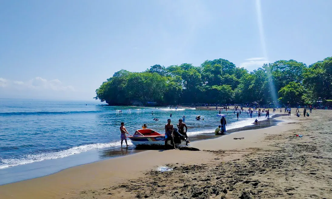 Pantai Batu Karas Pangandaran: Surga Surfing, Destinasi Keluarga, dan ...
